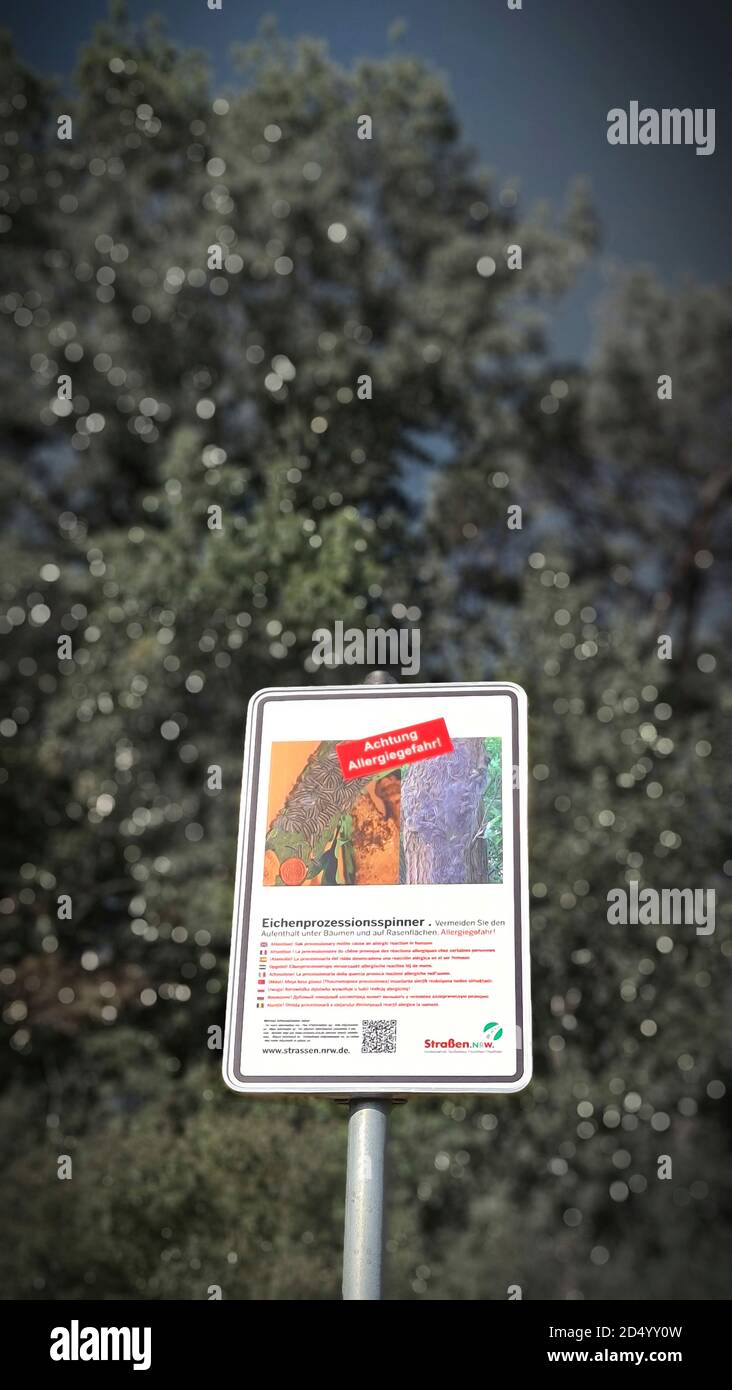 Oak processionary moth warning sign hi-res stock photography and images ...