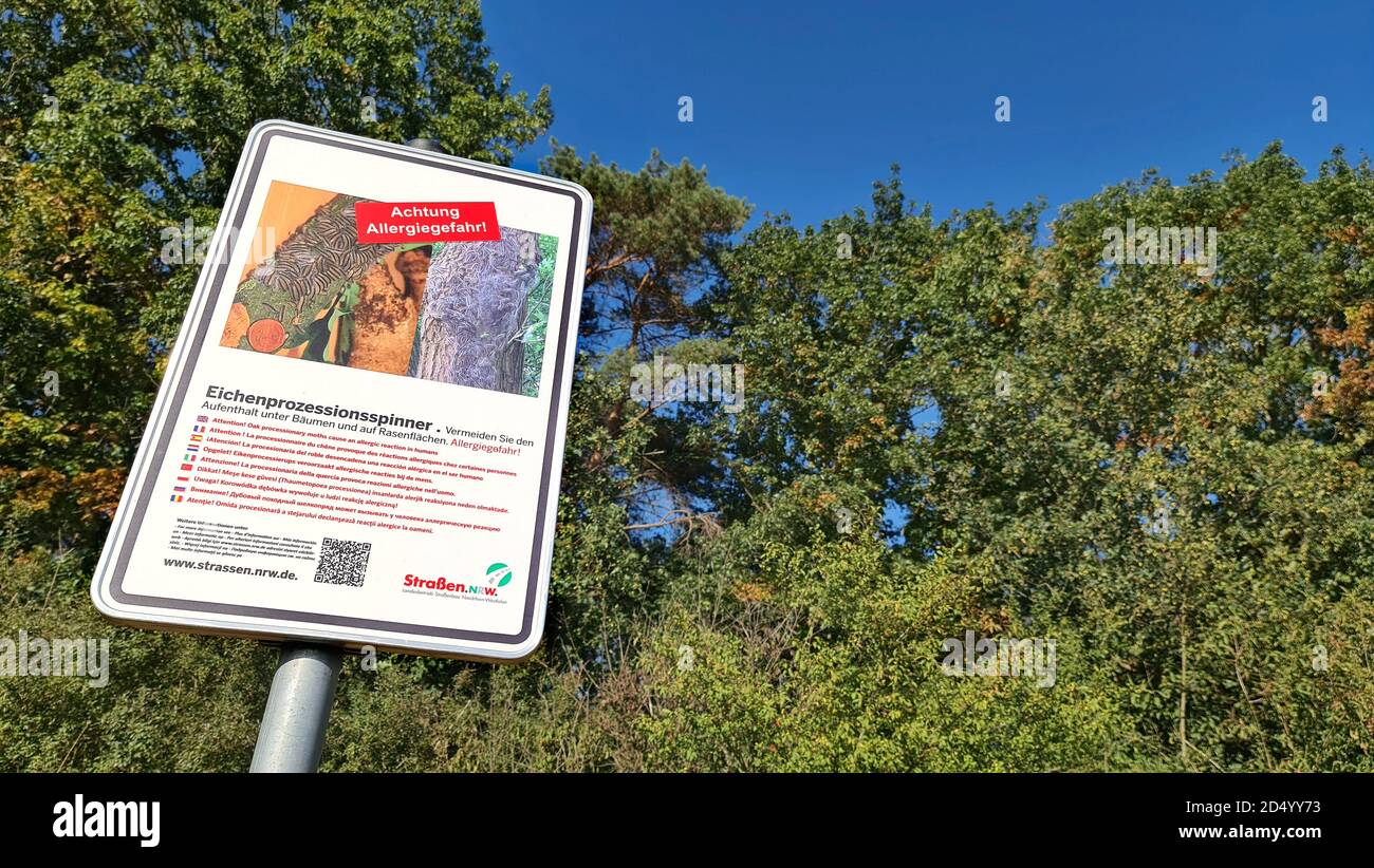 Oak processionary moth warning sign hi-res stock photography and images ...