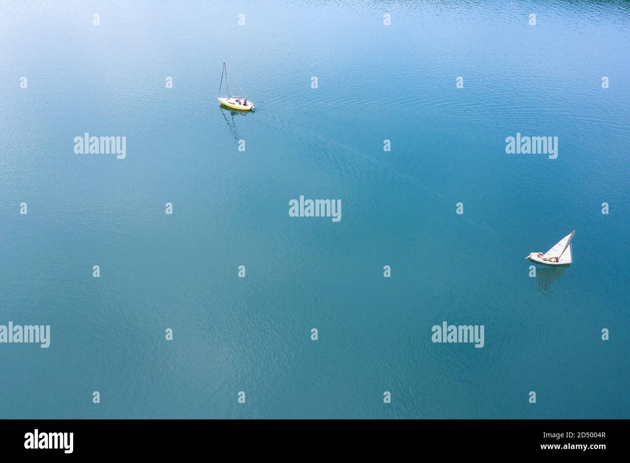 Two sailing ships hi-res stock photography and images - Alamy