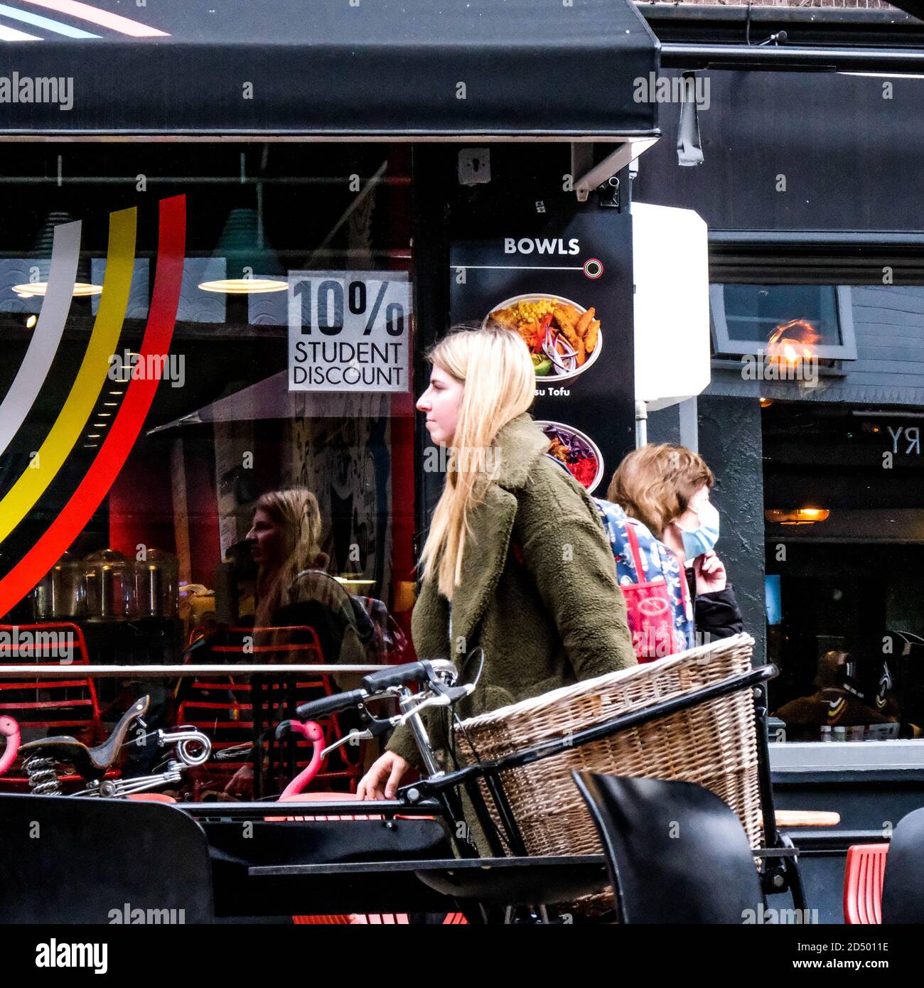 Walking in opposite directions hi-res stock photography and images - Alamy