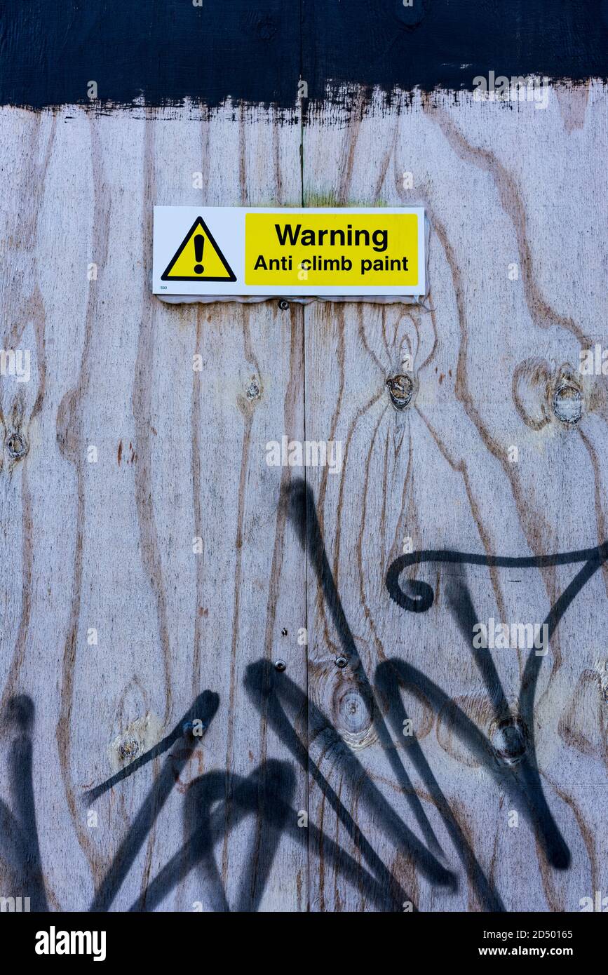 Graffiti warning sign hi-res stock photography and images - Alamy