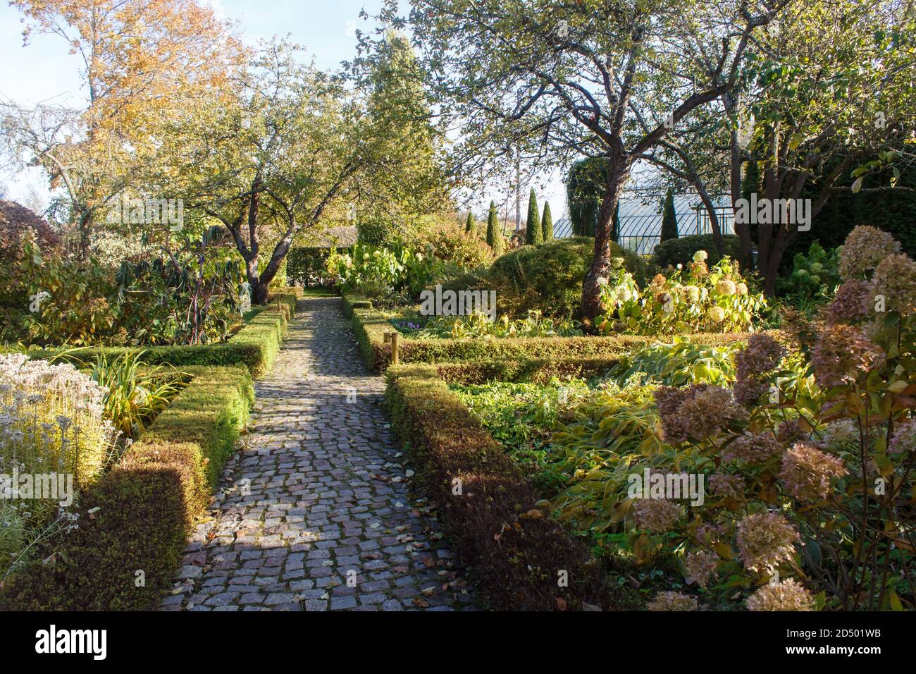 Garden Modern Hedges High Resolution Stock Photography and Images - Alamy
