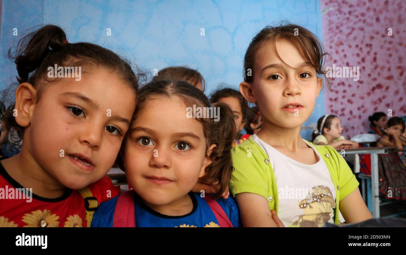 Syrian refugee children inside a school. war in Syria Stock Photo - Alamy