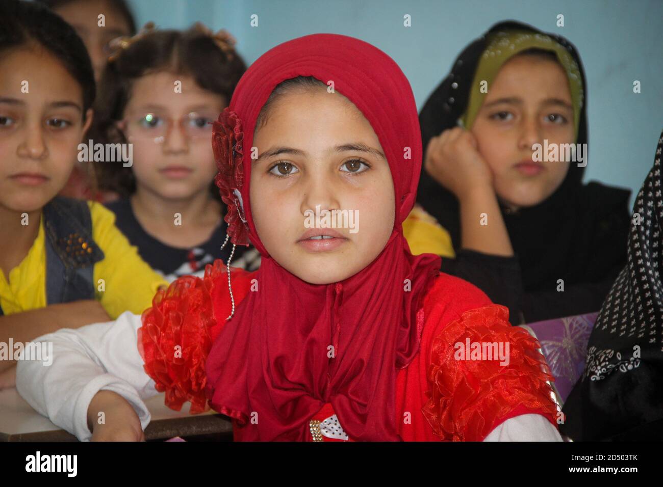 Syrian refugee children inside a school. war in Syria Stock Photo - Alamy
