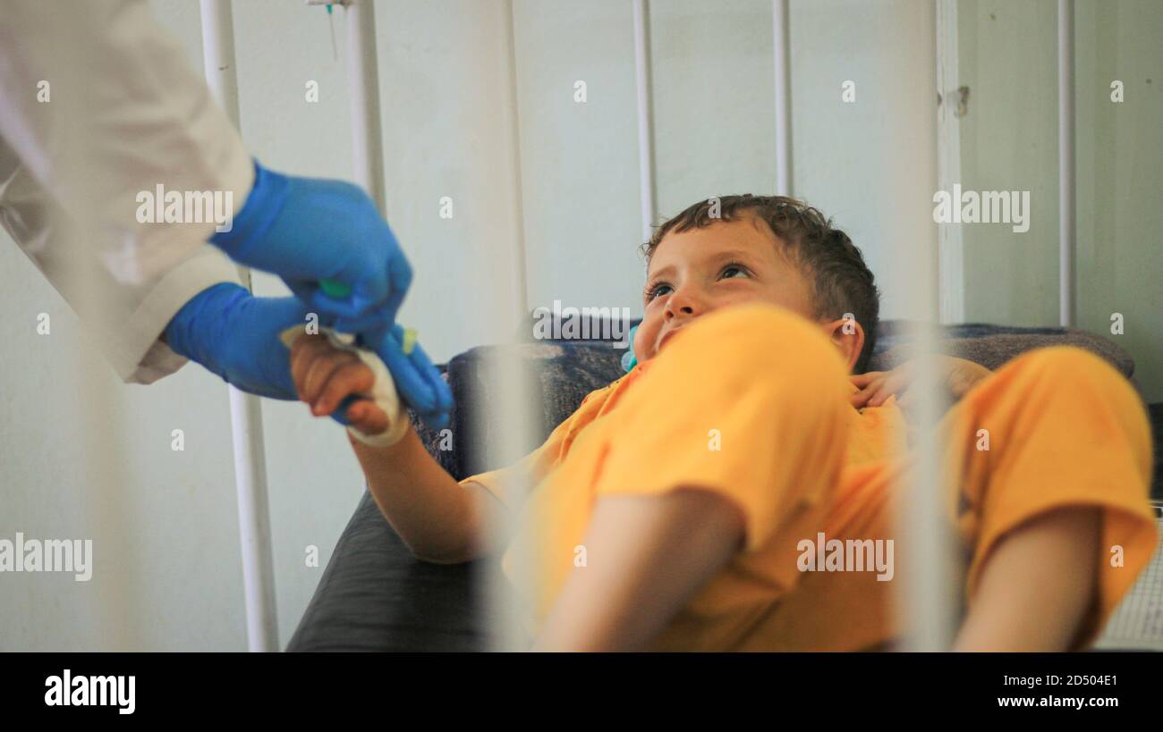 A sick child lies on a hospital bed Stock Photo - Alamy