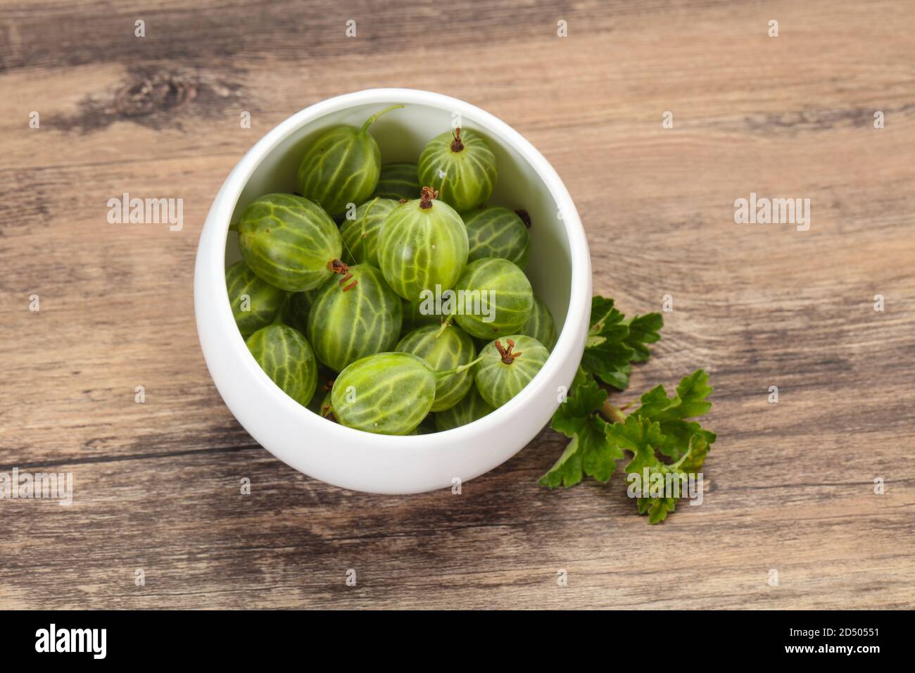 Fresh ripe green sweet gooseberry with leaf Stock Photo - Alamy