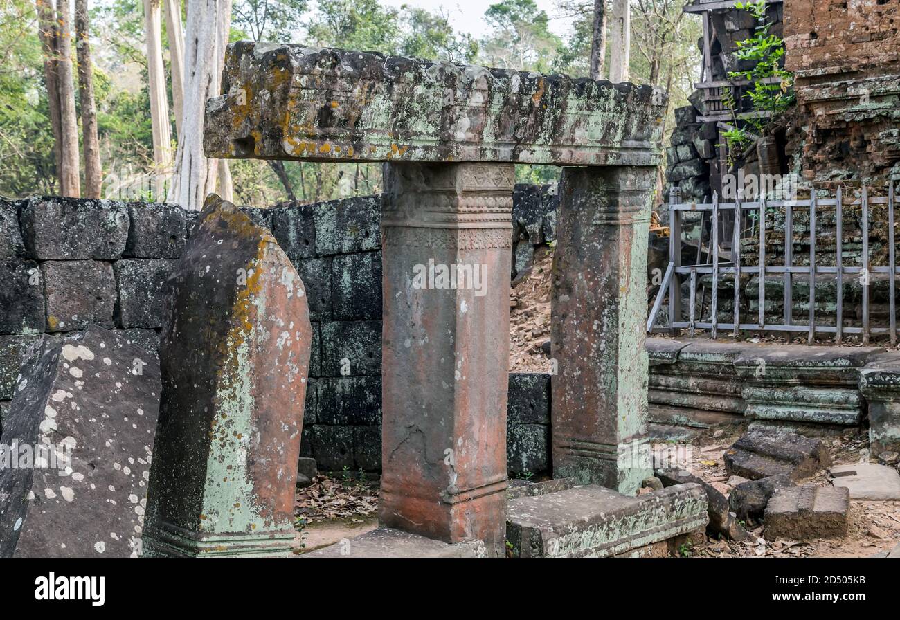 Artefakt archeologia Moss on the stone brick sandstone laterite blocks ...