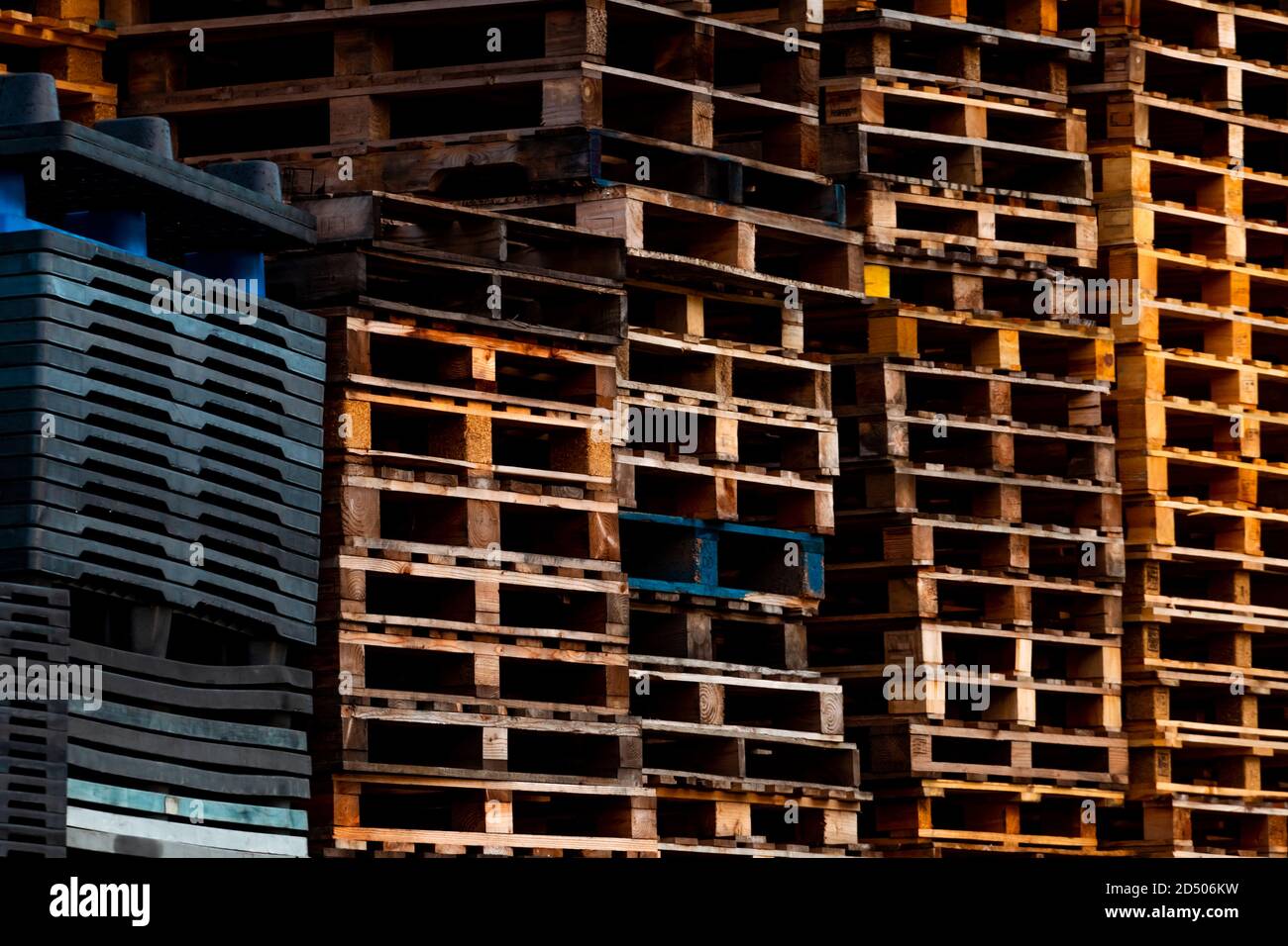 Pile of old wooden pallet. Industrial wood pallet stacked at factory ...