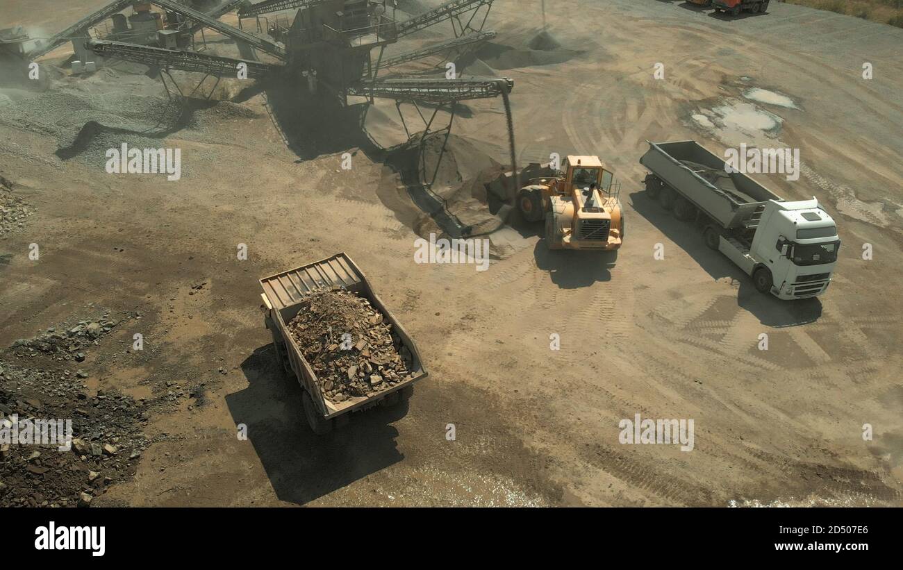 Industrial machine is pouring coal Stock Photo - Alamy
