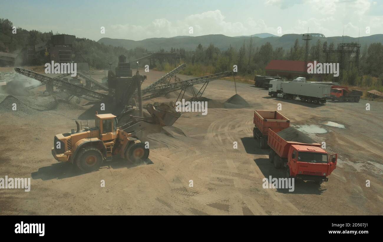 Excavator load sand heavy hi-res stock photography and images - Alamy