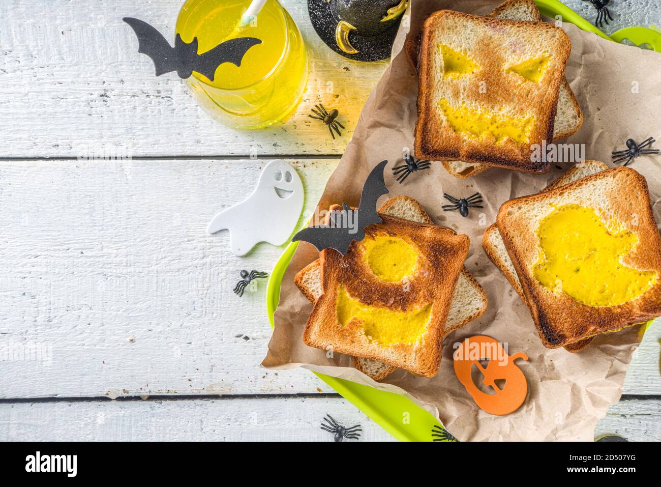 Funny food for kids, Halloween breakfast, lunch box: toast with ...