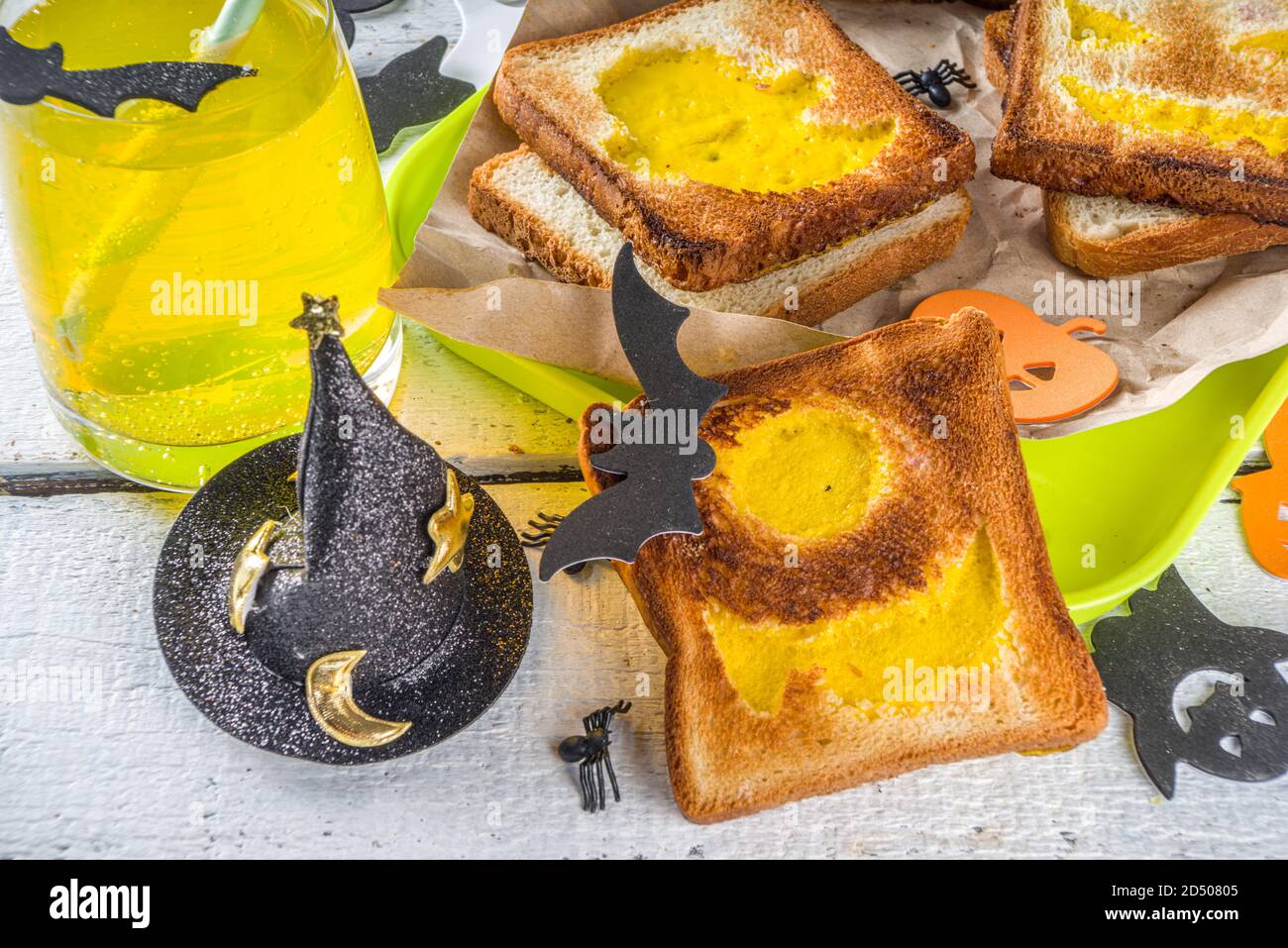 Funny food for kids, Halloween breakfast, lunch box: toast with ...