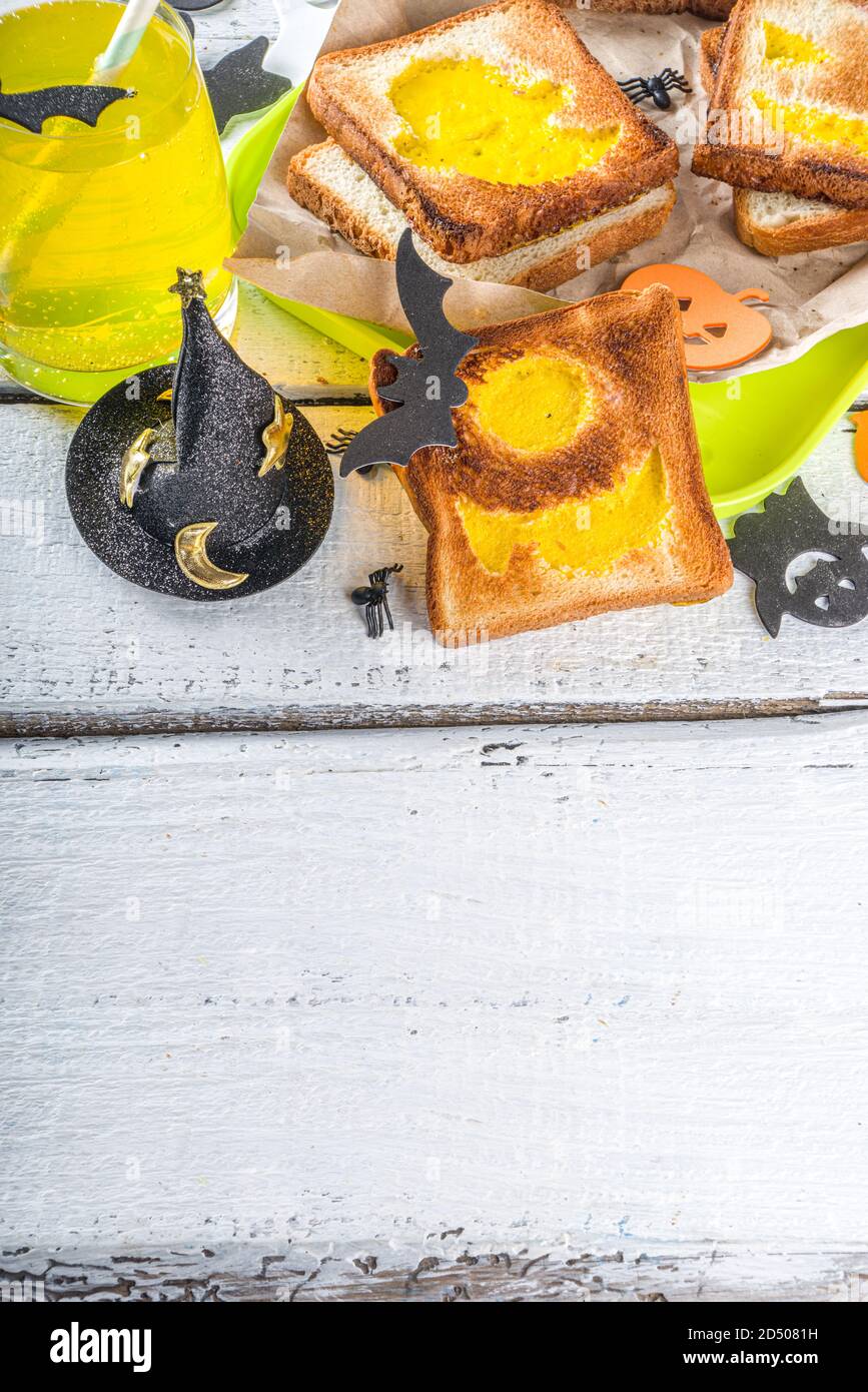 Funny food for kids, Halloween breakfast, lunch box: toast with ...