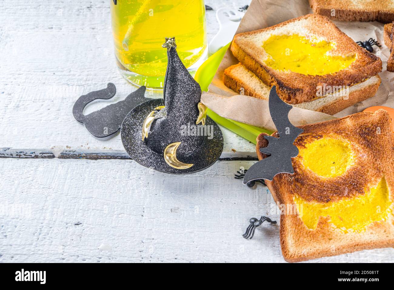 Funny food for kids, Halloween breakfast, lunch box: toast with ...
