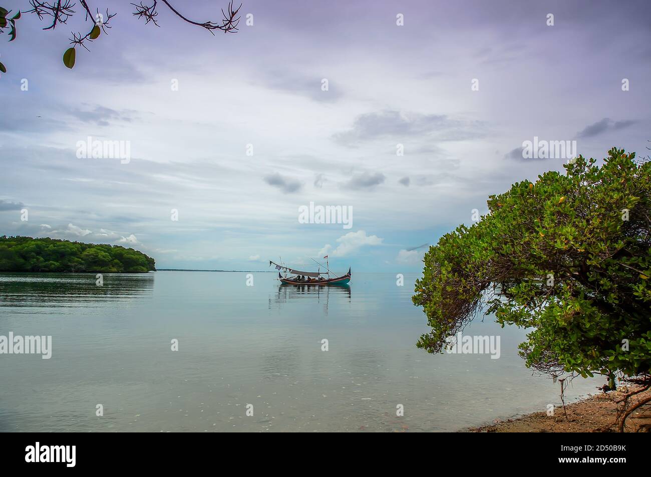 Boat dock on shore hi-res stock photography and images - Alamy