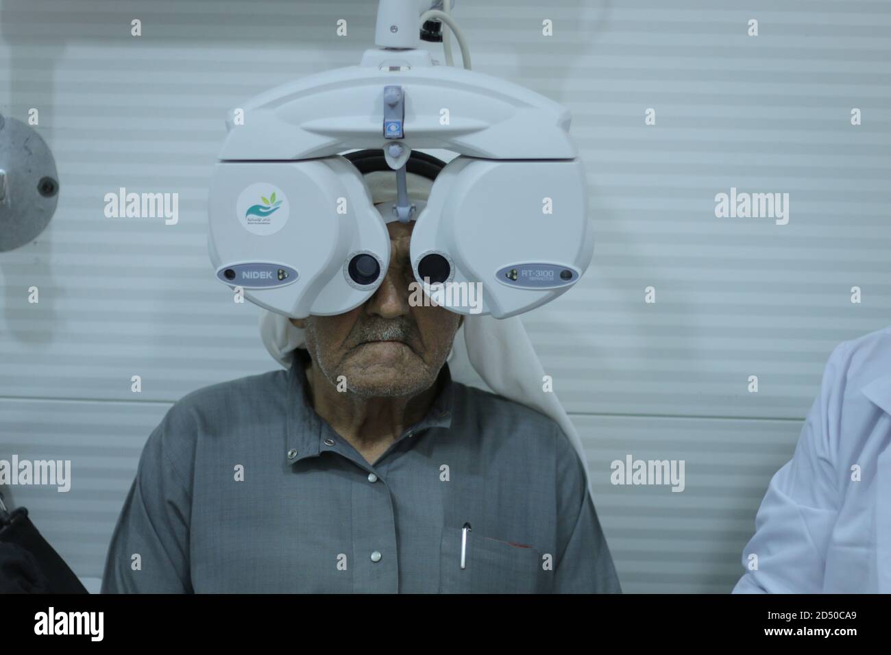 Examine the patient on the ophthalmic machine Stock Photo - Alamy