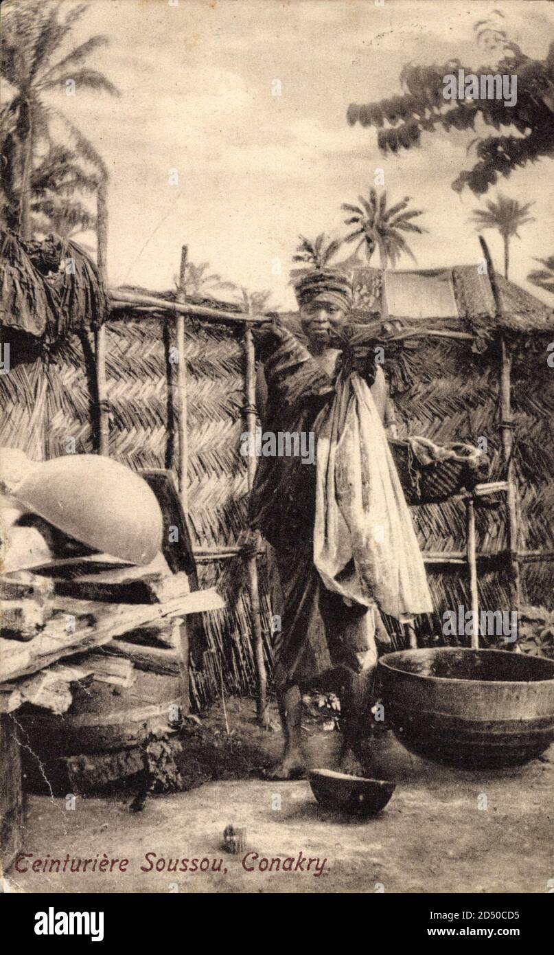 Conakry Guinea,Teinturiere Soussou, Frau in traditioneller Tracht ...
