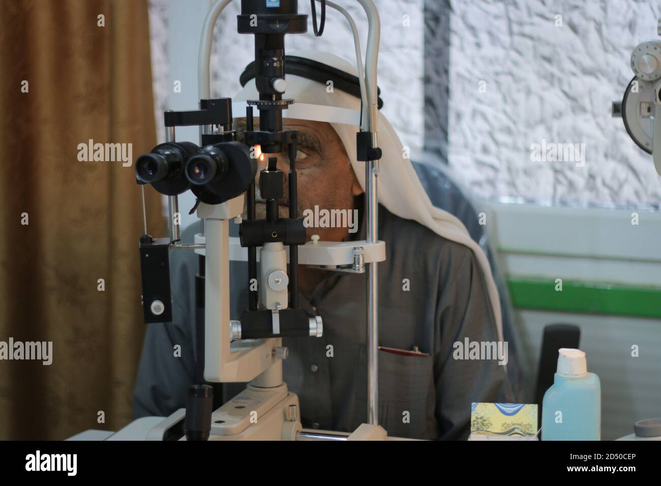 Examine the patient on the ophthalmic machine Stock Photo - Alamy