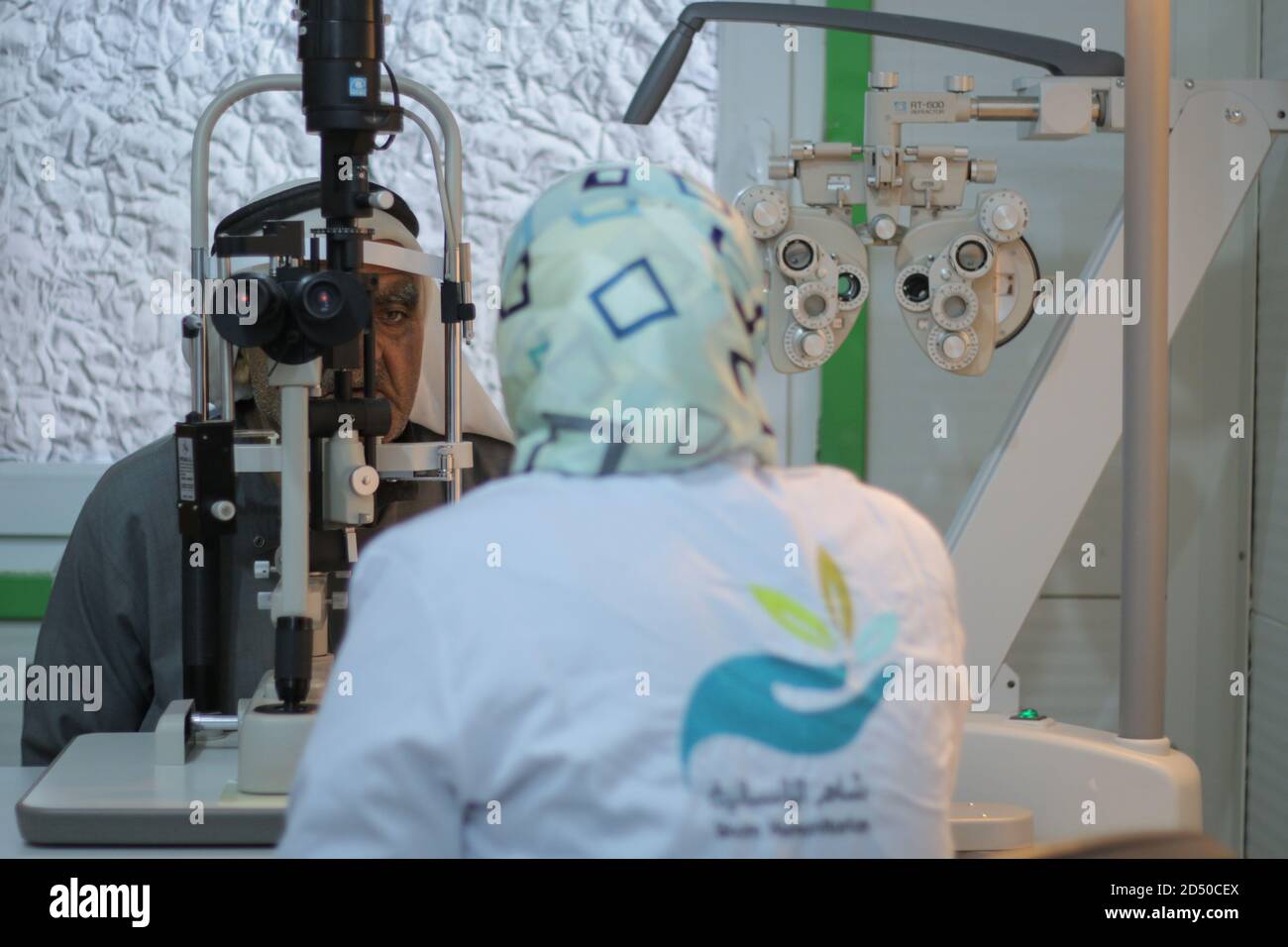 Examine the patient on the ophthalmic machine Stock Photo - Alamy