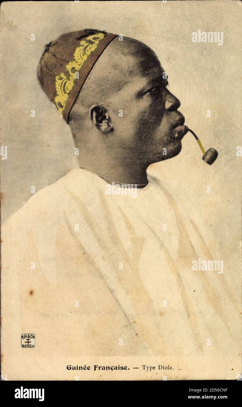Guinee Francaise, Type Diola, Eingeborener Mann mit Pfeiffe | usage ...