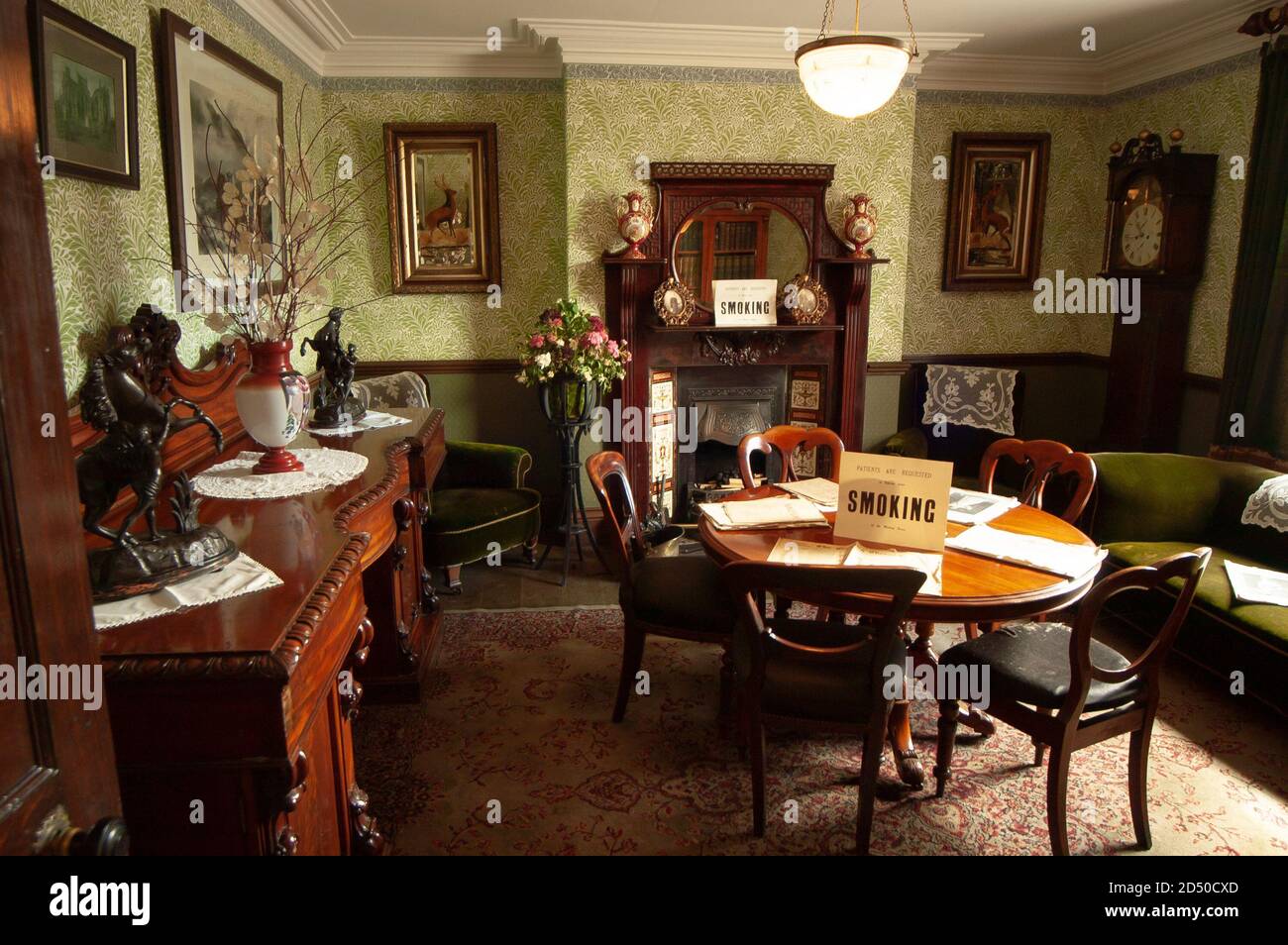 Decor 1900s old fashioned hi-res stock photography and images - Alamy