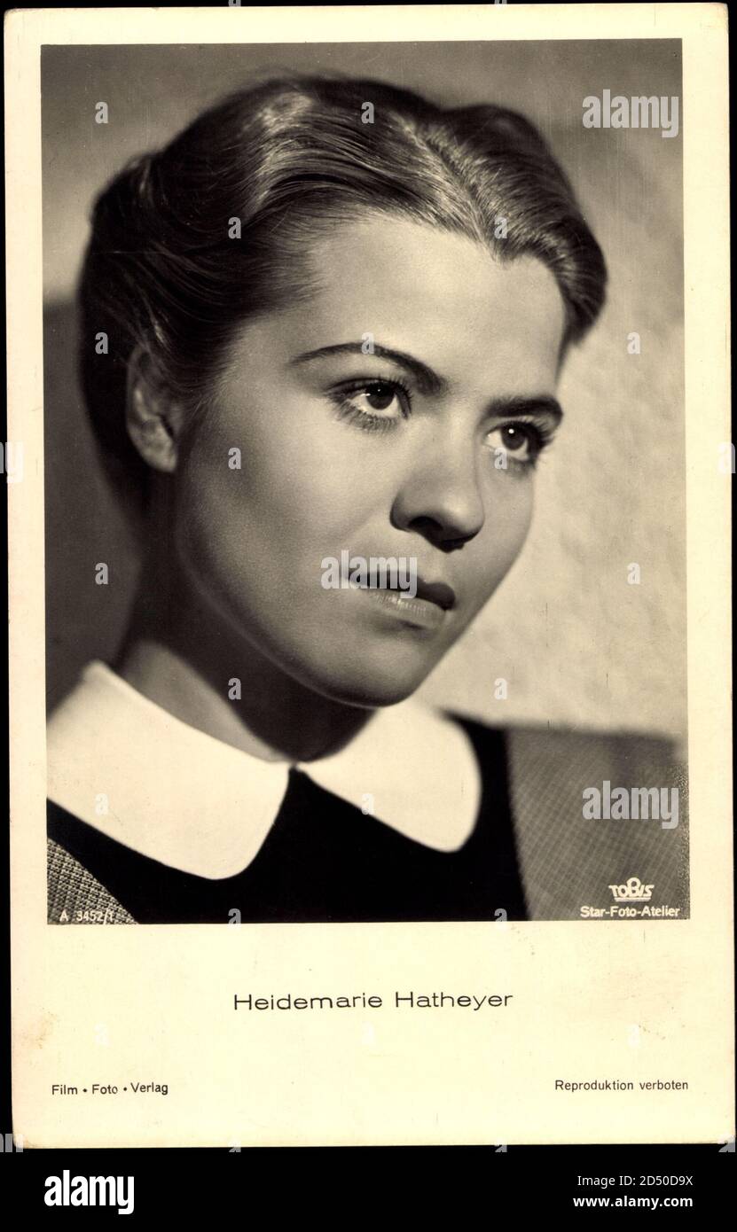 Schauspielerin Heidemarie Hatheyer mit Kragen | usage worldwide Stock ...
