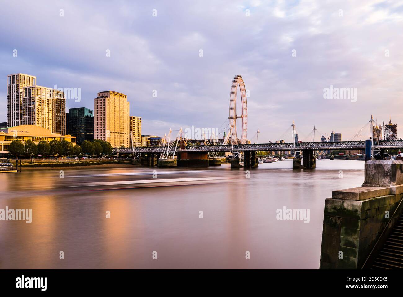 Tall building near london bridge hi-res stock photography and images ...