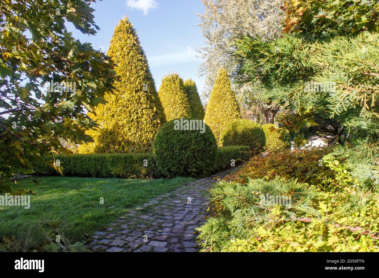 Garden Modern Hedges High Resolution Stock Photography and Images - Alamy