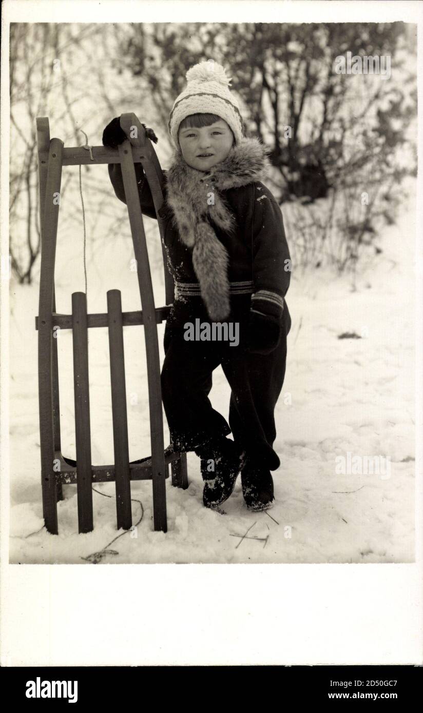 Kind mit schlitten hi-res stock photography and images - Alamy