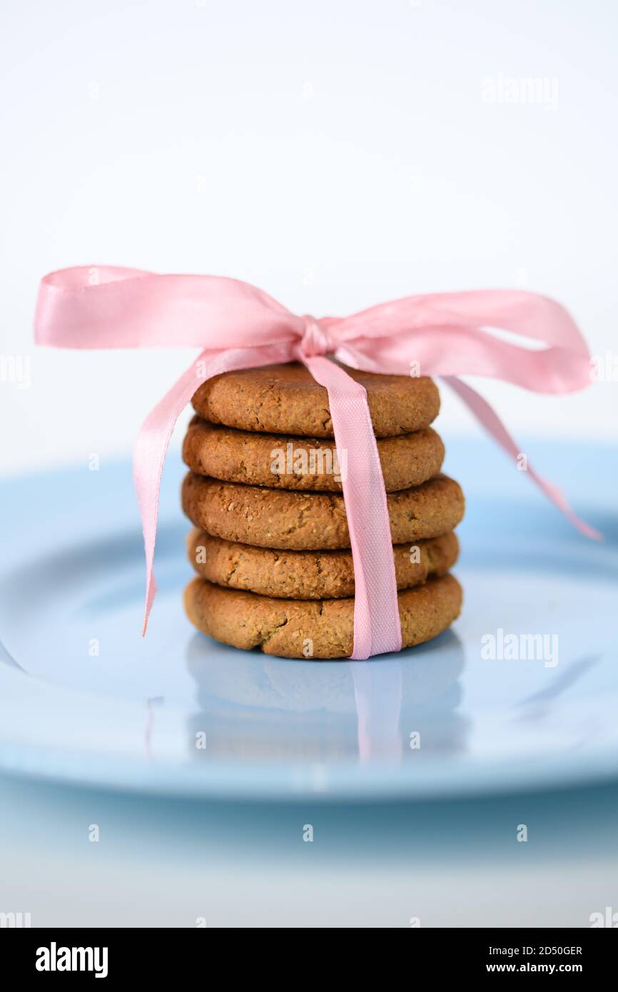 Ribbon tied biscuits hi-res stock photography and images - Alamy