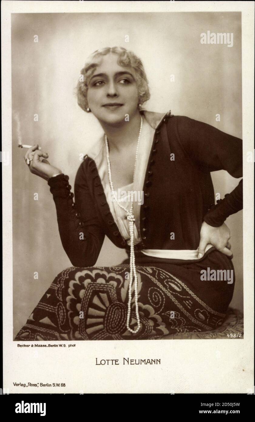 Schauspielerin Lotte Neumann, Ross 498 2, Zigarette | usage worldwide Stock Photo - Alamy