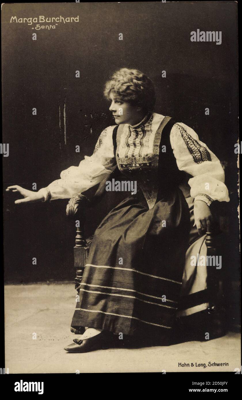 Schauspielerin Marga Burchard als Senta sitzend | usage worldwide Stock ...