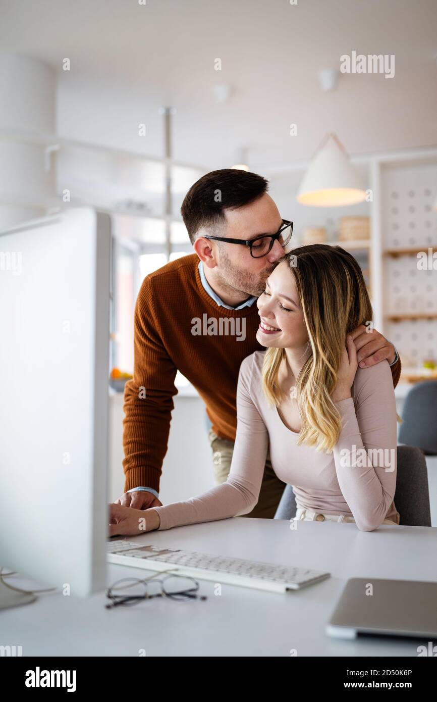 Computer couple love hi-res stock photography and images - Alamy