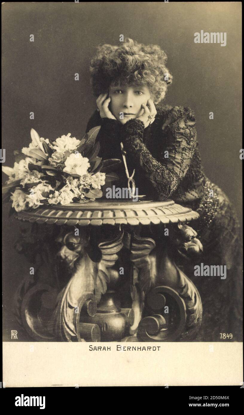 Schauspielerin Sarah Bernhardt, Am Tisch sitzend, nachdenklich | usage ...