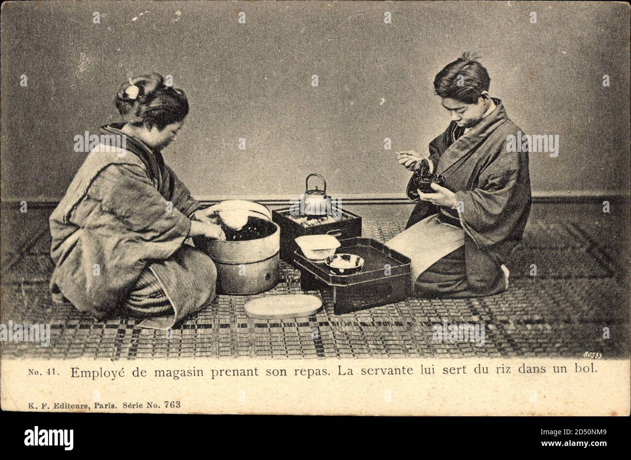 Japan, Frau und Mann beim Essen, Reiskocher | usage worldwide Stock ...