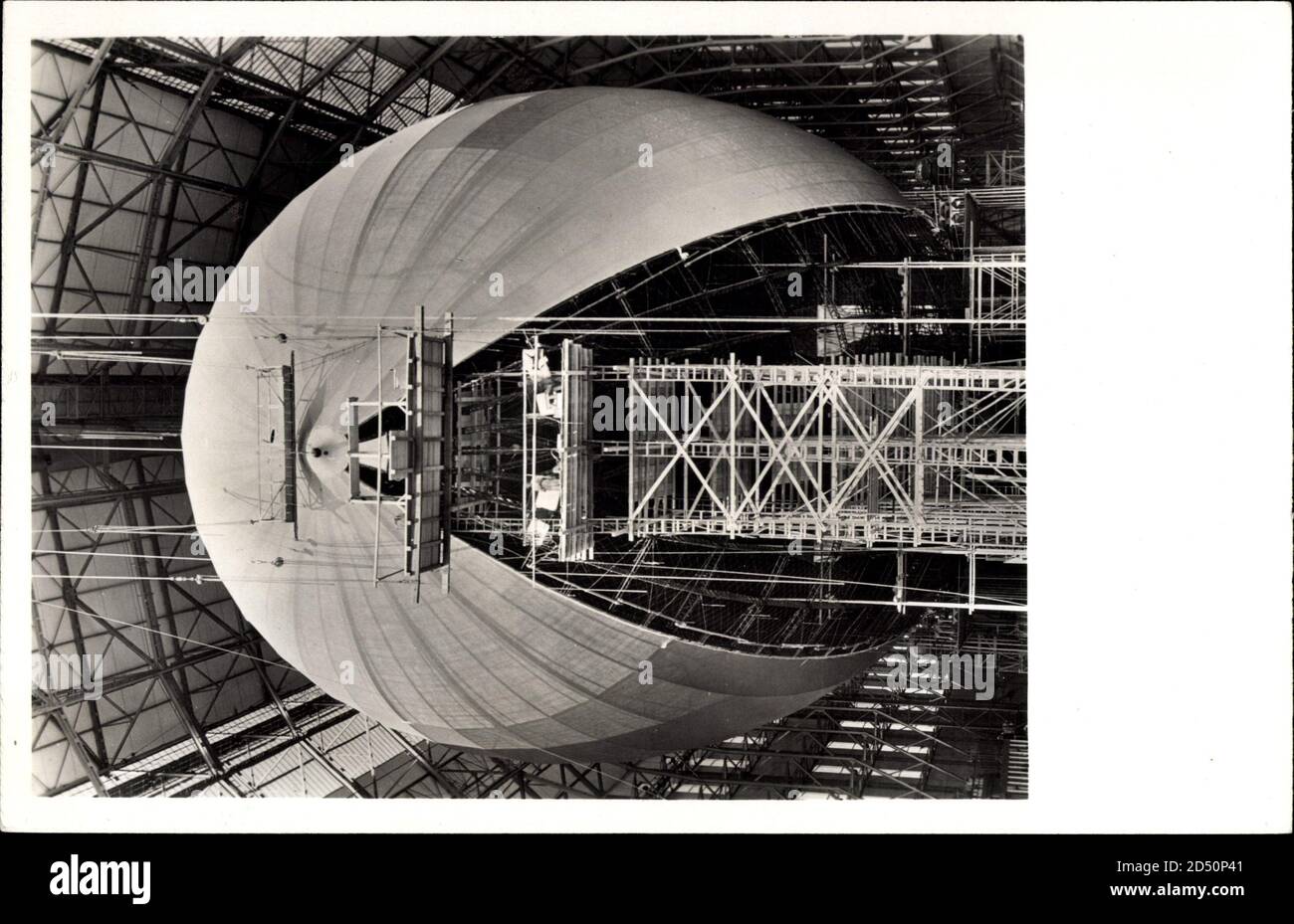 Zeppelin, LZ 130 in Bau, Starrluftschiff in der Halle, Gerüste | usage ...