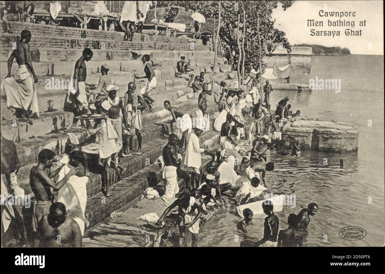 Indien, Cawnpore Men bathing at Sarsaya Ghat, Badende am Fluss | usage ...