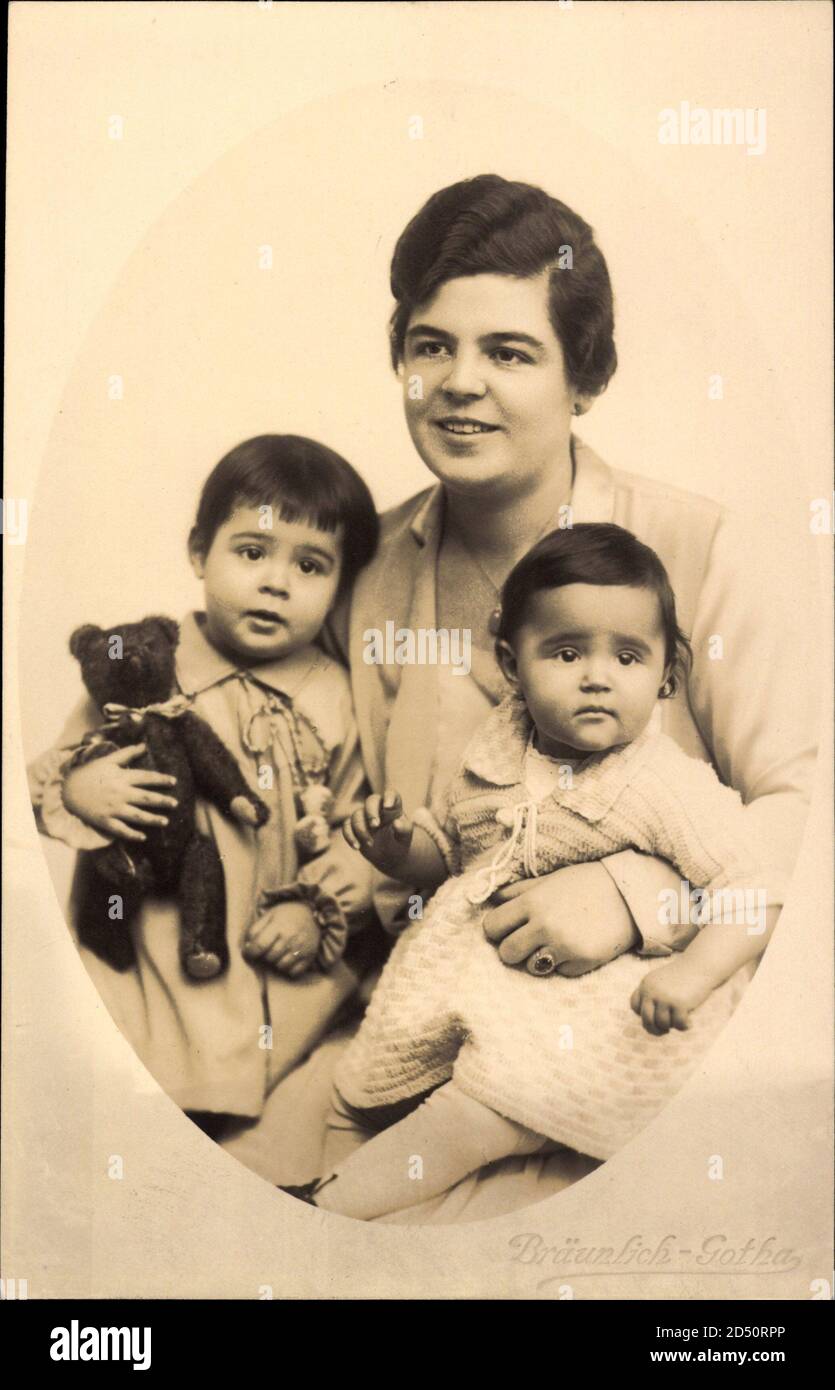 Mutter mit ihren zwei Kindern, Teddybär, Portrait | usage worldwide ...