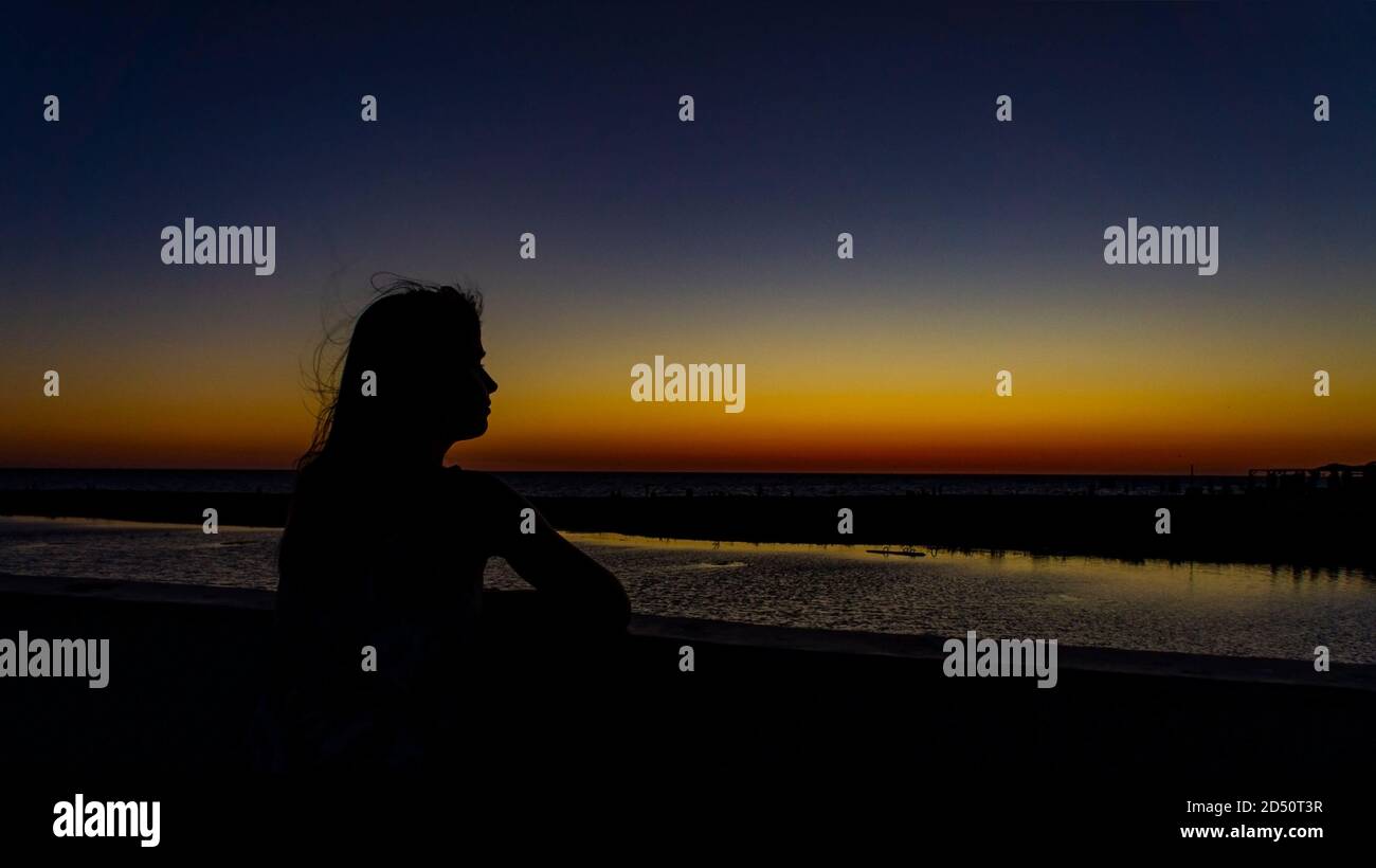 Woman silhouette sunset hi-res stock photography and images - Alamy