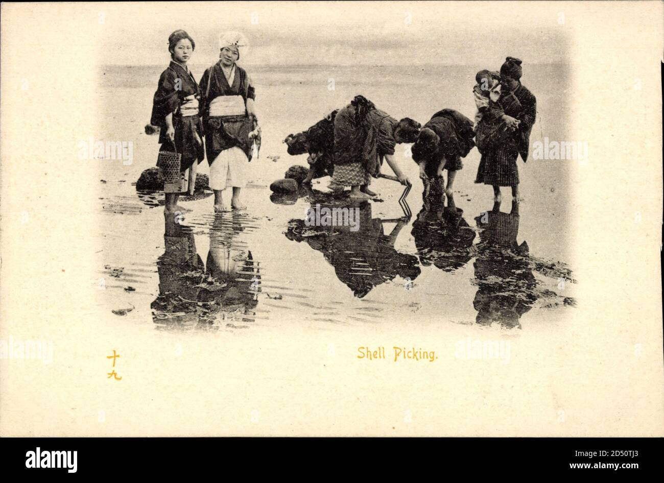 Japan, Shell Picking, Japanerinnen sammeln Muscheln am Strand | usage ...