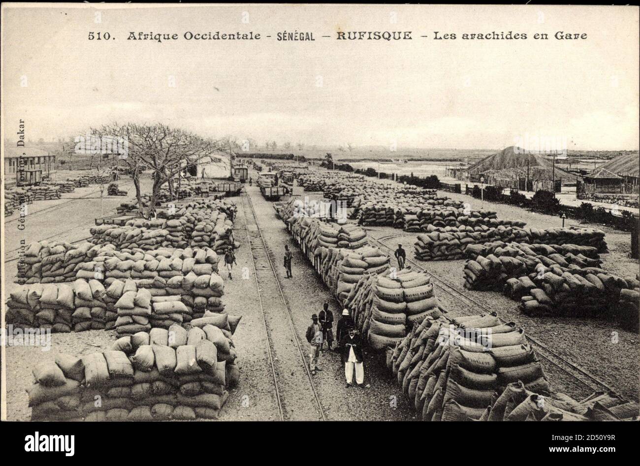Rufisque Senegal, Les arachides en Gare, Säcke am Bahnhof | usage ...