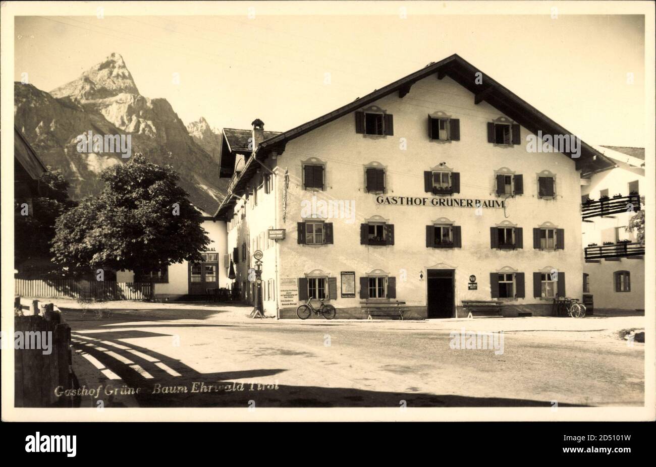 Ehrwald Tirol, Gasthof Grüner Baum mit Straßenpartie und Alpen | usage ...