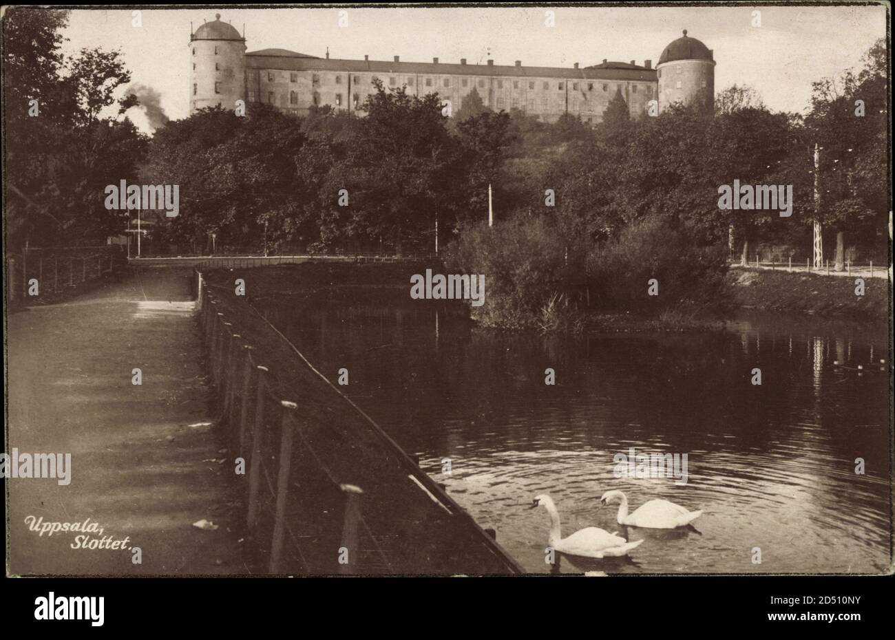 Uppsala Schweden, Slottet, Schlossansicht, Promenade am Wasser, Schwäne ...