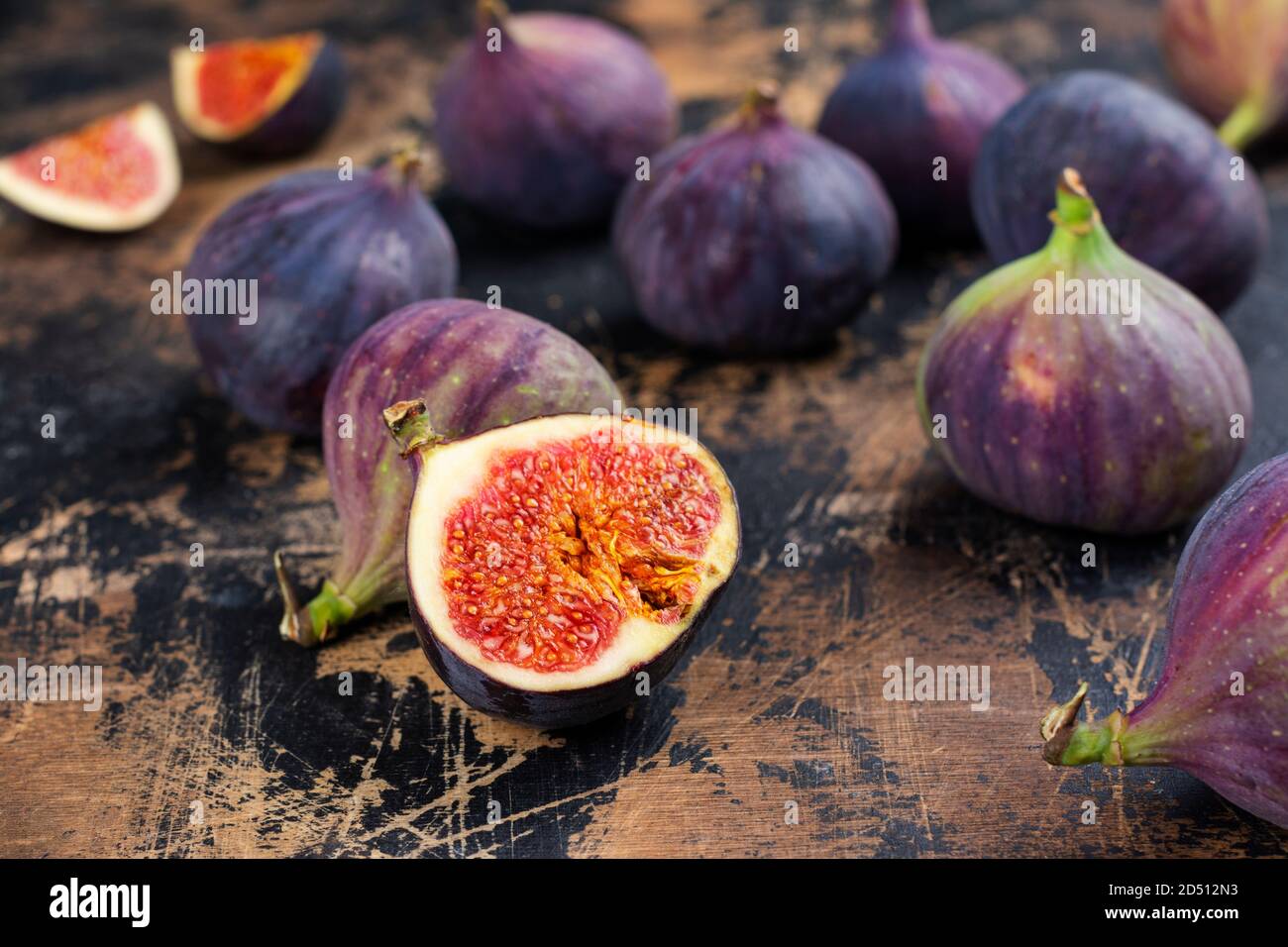 Whole and cut fresh figs Stock Photo - Alamy