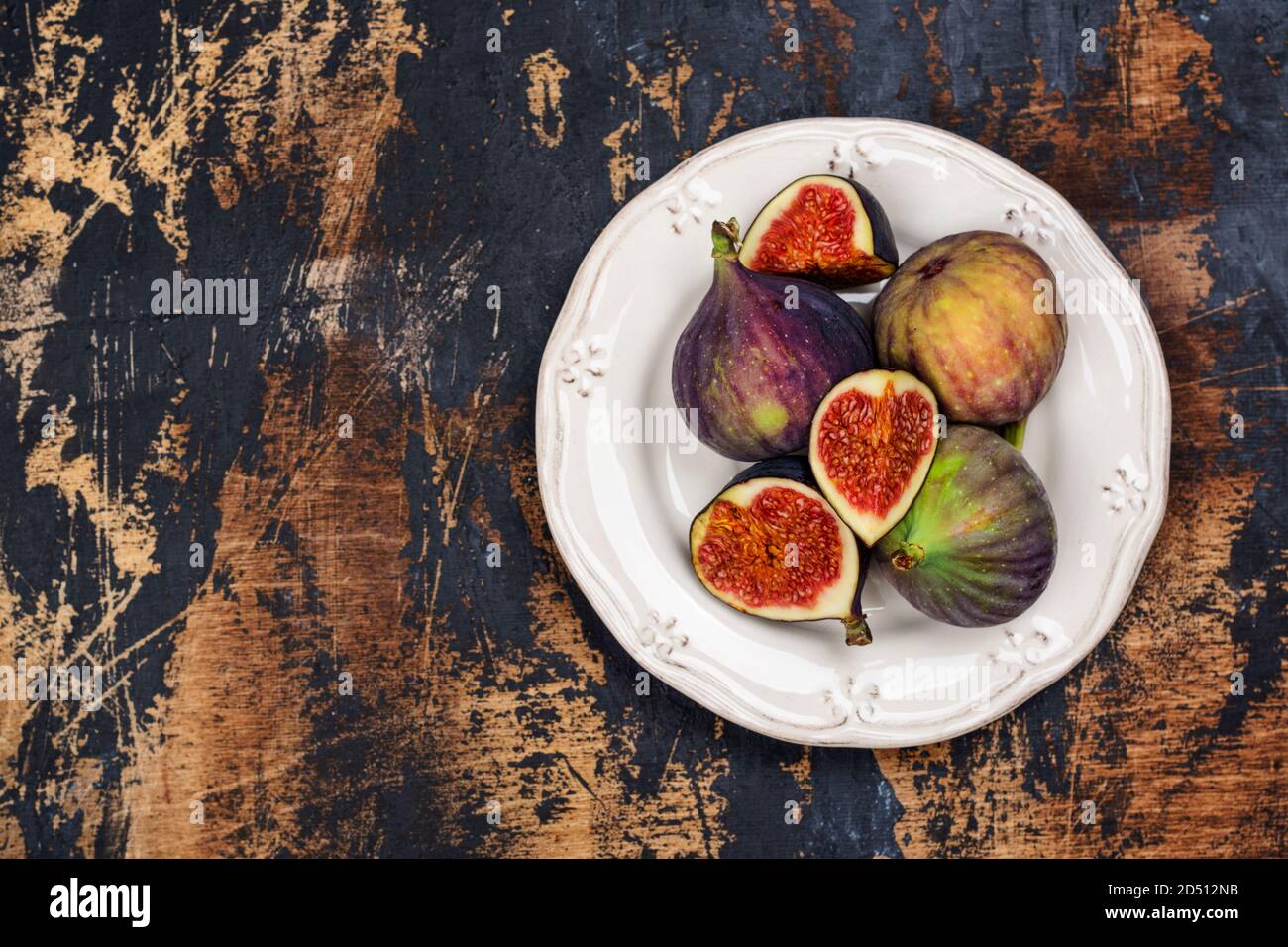 Whole and cut fresh figs Stock Photo - Alamy
