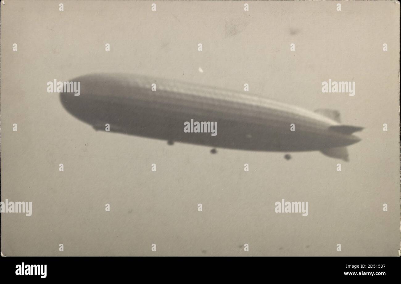 Zeppelin im Flug, Blick von unten aus, Starrluftschiff | usage ...
