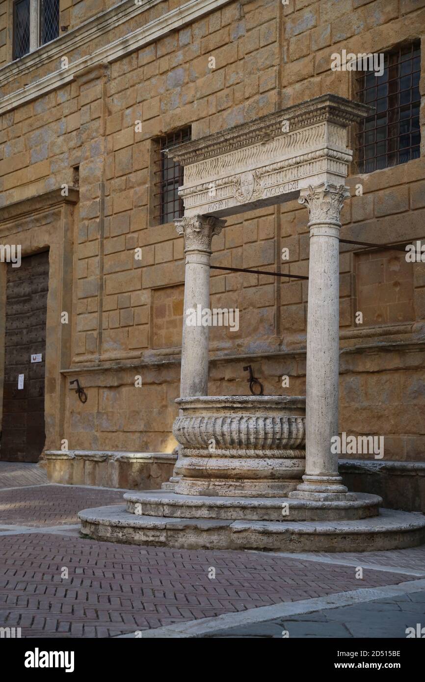 Ancient well on the Pio II square in Pienza Stock Photo - Alamy