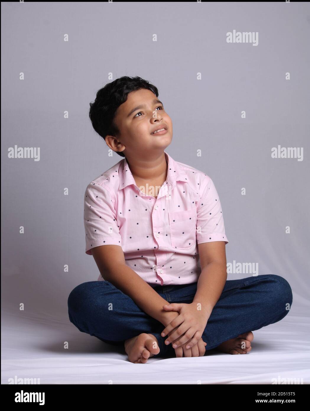 Indian kid boy sitting on floor Stock Photo - Alamy