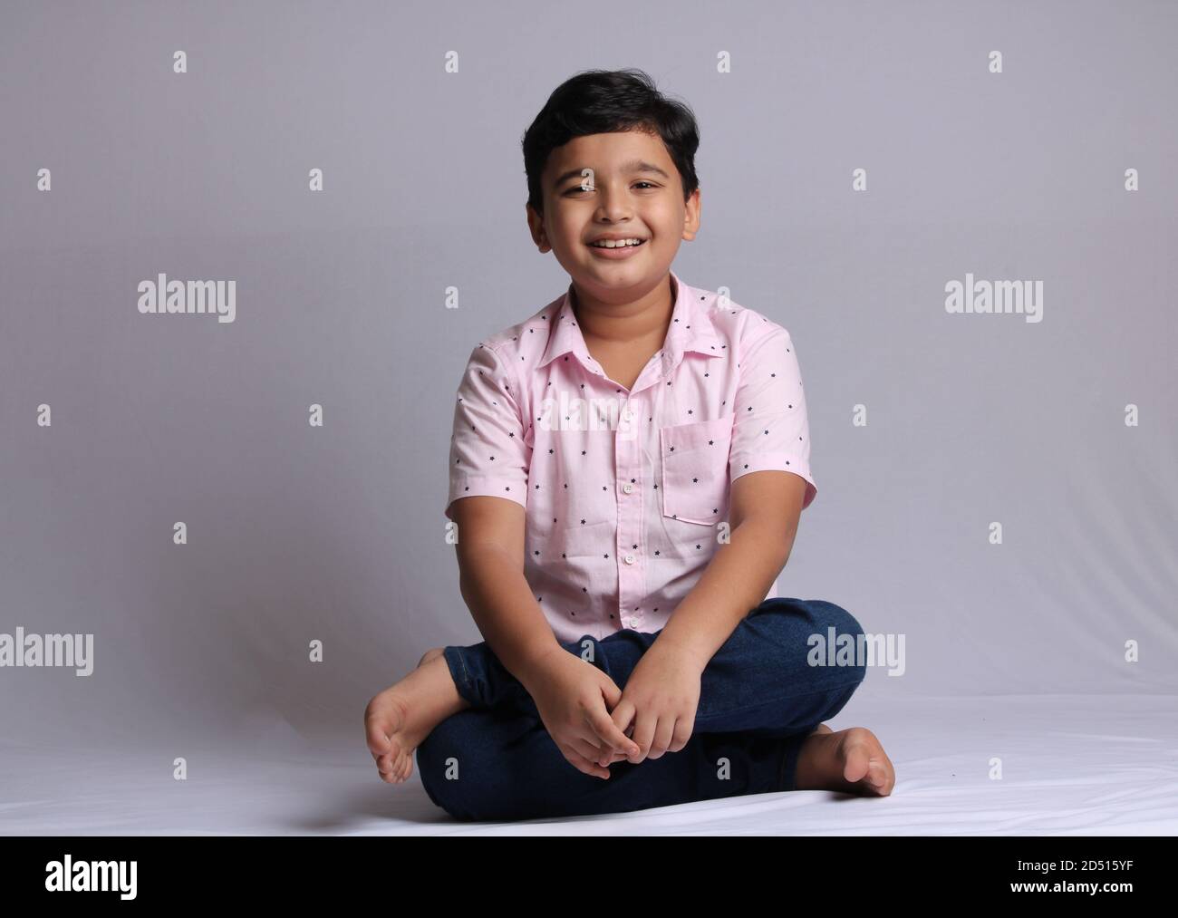 Indian kid boy sitting on floor Stock Photo - Alamy
