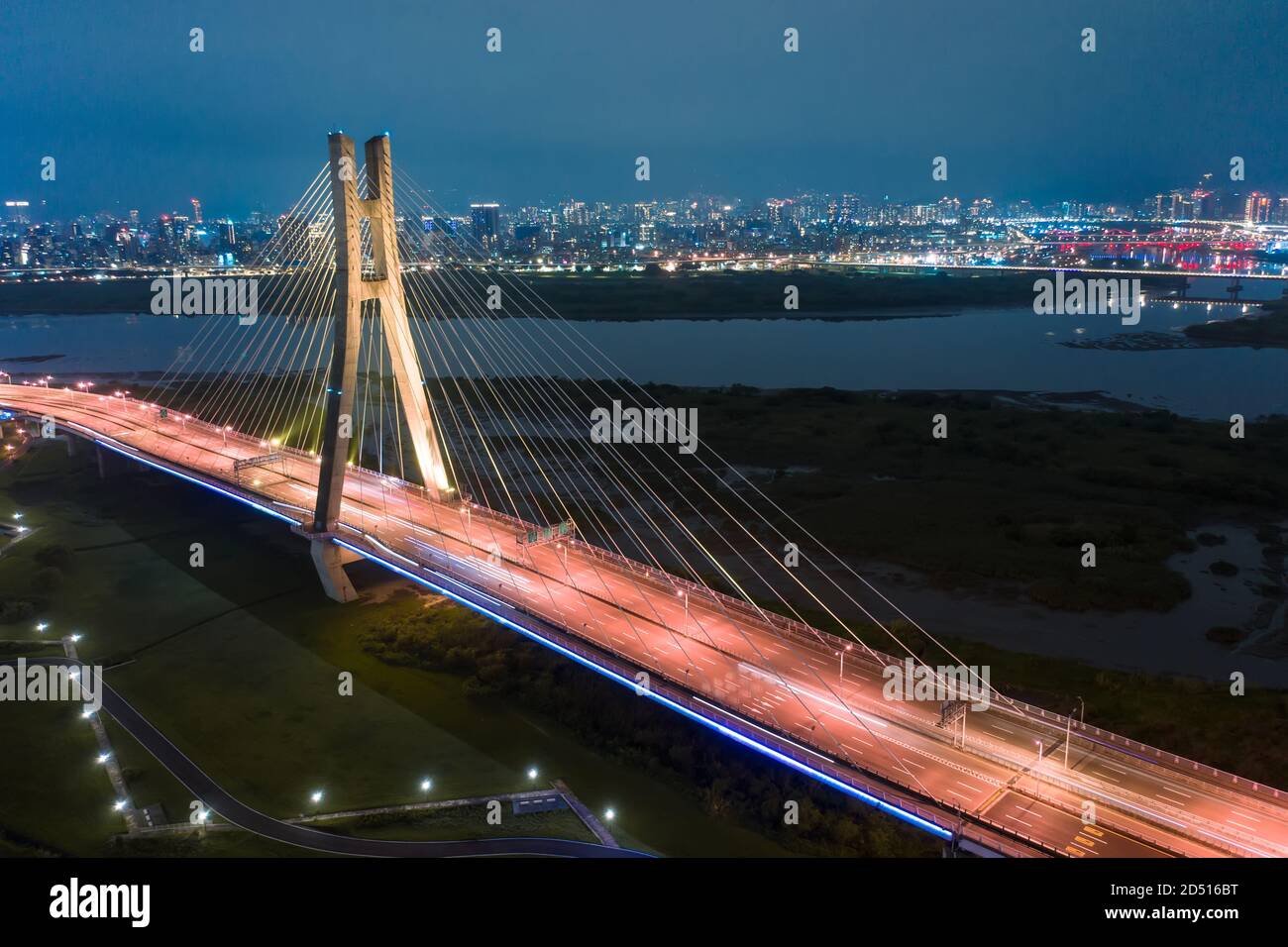 Taiwan, New Taipei City, the beautiful twists and turns of the river ...